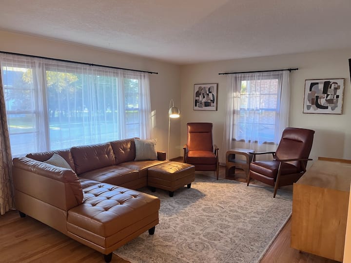 Chic Mid-century 3br • Family-friendly - West Des Moines, IA