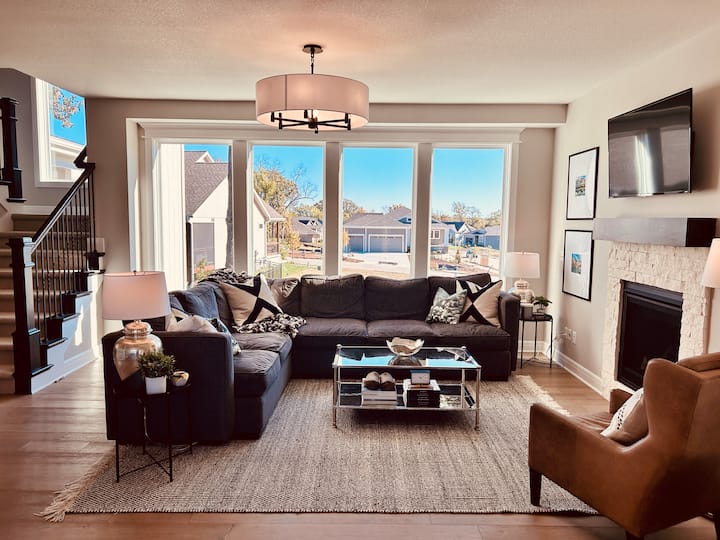 Bright & Modern Home Near Kc - KC Wine Co, Olathe