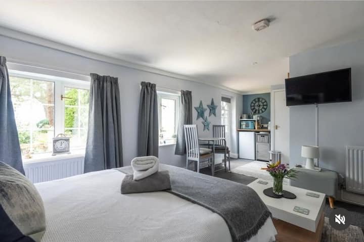 Garden Room With Hot Tub - Tewkesbury