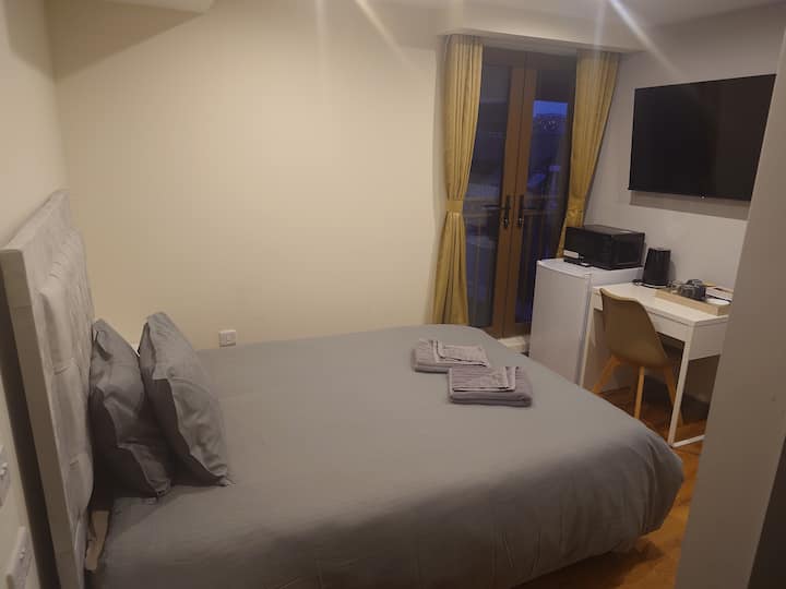 Fabulous Double Room 1 Minute From Ilford Station - London, UK