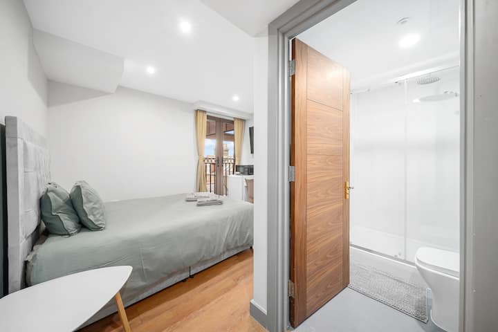 Stylish Ensuite Room Near Ilford Station & Sky Bar - Ilford