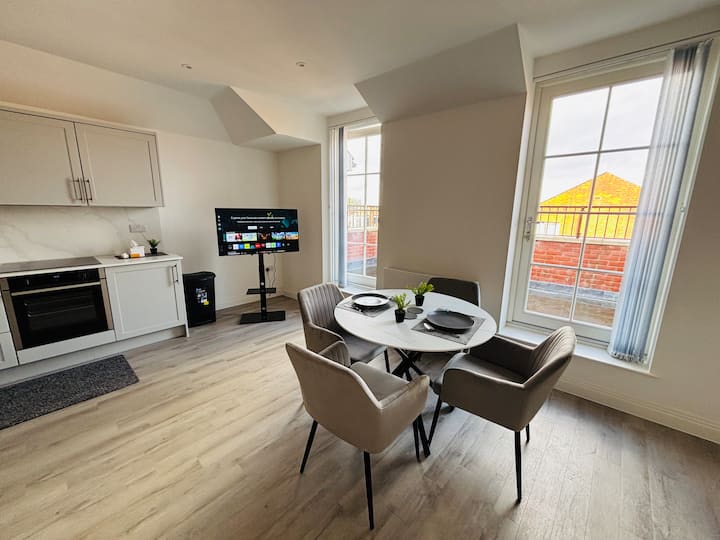 Summer Getaway With Parking & Balcony - Brentford