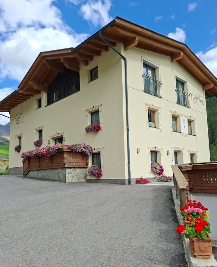 Ferienwohnung Im Dachgeschoss Für 4 Personen - Nauders