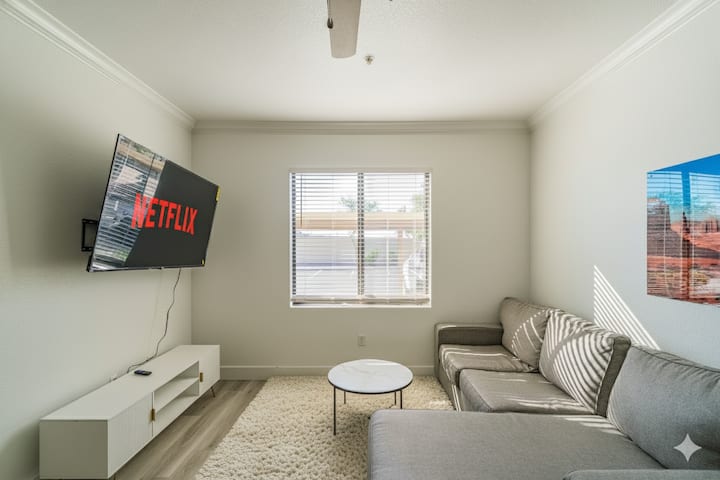 Charming 3br/2ba W/ Pool | Gym | Laundry | 65" Tv - Tempe, AZ