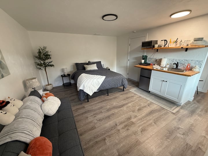 Three Dog Inn. Peaceful, Private And Inviting. - Eugene, OR