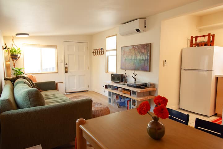 Coastal One Bedroom Entire Guest House - Newport