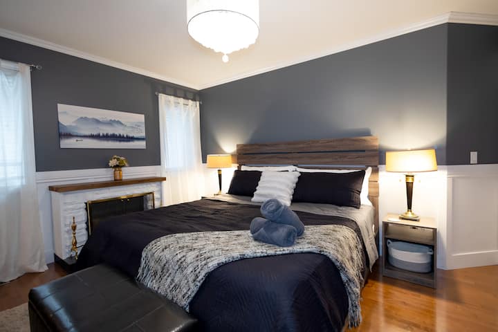 Spacious 4br•3 Fireplaces•games Room•walk To Shops - Saskatchewan