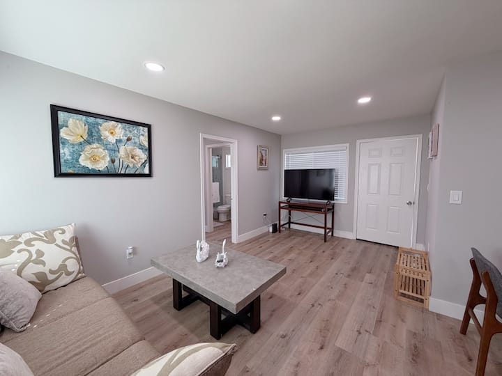 Cozy Guesthouse W/ Pool & Hill View - West Covina, CA