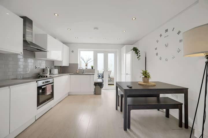 3br Home Near Cardiff Central W/ Outdoor Furniture - Cardiff