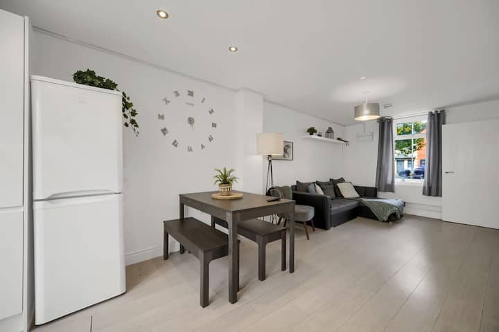 3br Home Near Cardiff Central W/ Outdoor Furniture - Cardiff