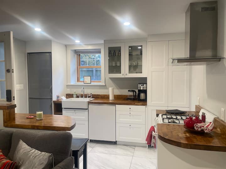 Charming Private Apt Steps From The Metro North - The Bronx, NY