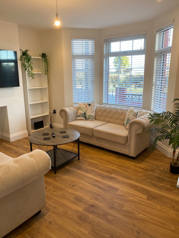 Stylish 3-bed Detached House | Parking & Workspace - Burnham-on-Sea