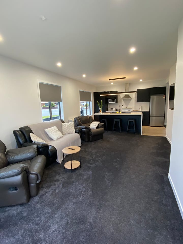 Modern And Cozy On Coutts - Gore