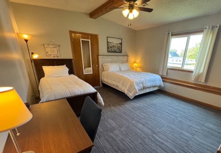 Greenwood Retreat - Cozy Queen + Twin Room - United States