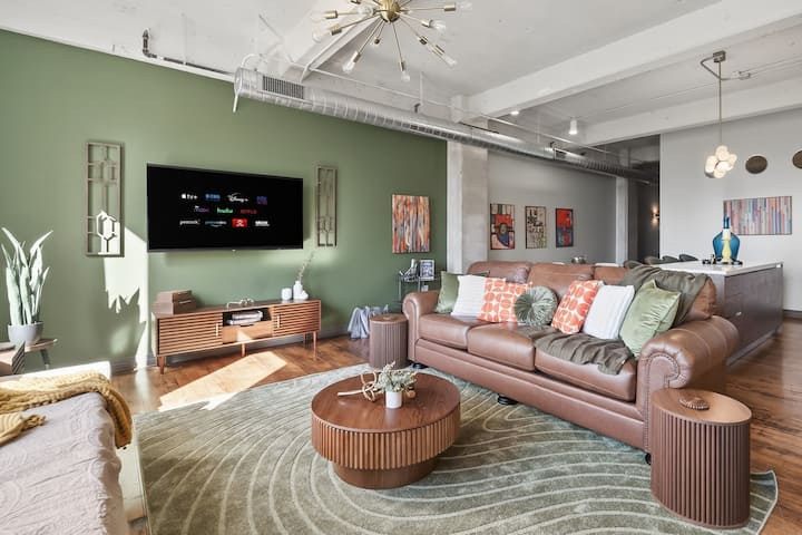 The Mid-century - Retro Loft - Sleeps 12 - Valet - Dallas, TX