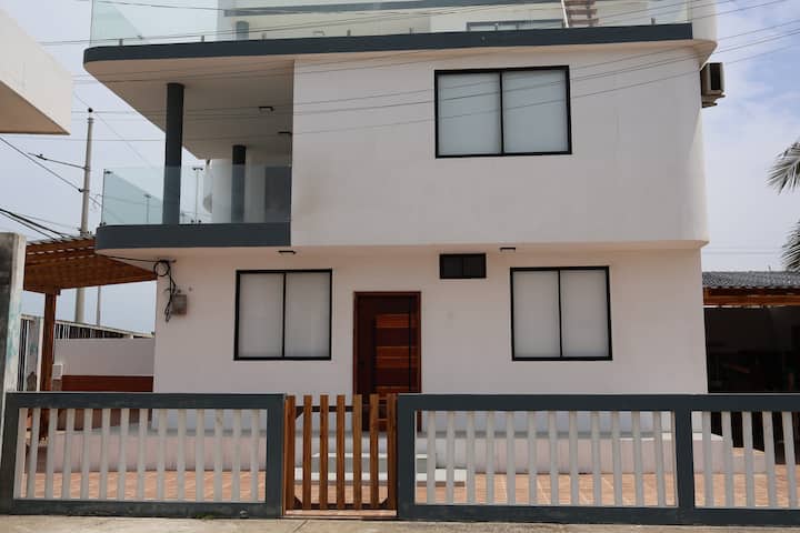 Casa De 3 Pisos En Urb. Privada Frente Al Mar - Crucita