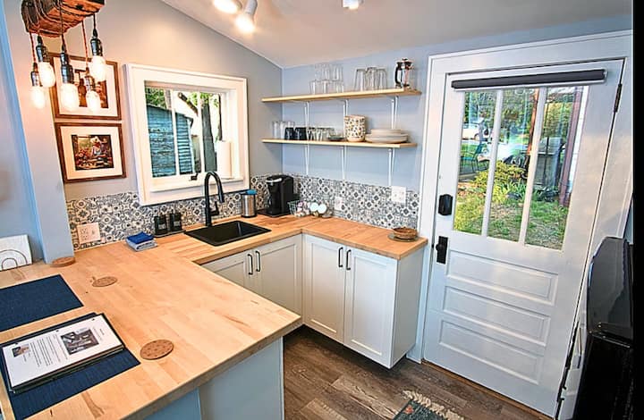 Modern Colorful Cottage Near Dwntn – W/d/patio/bbq - Knoxville, TN