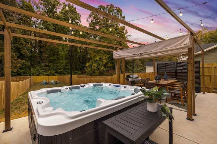 Stylish 5br Retreat! Hot Tub, Game Room, Fire Pit - Charlotte, NC