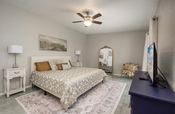 Newly Remodeled Charming Hideaway - Las Cruces, NM