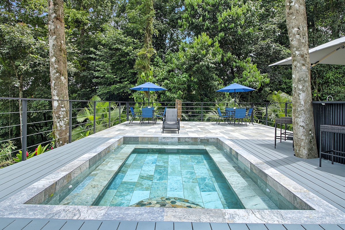 King Julien: Fun A-Frame Hideaway in La Fortuna - Airbnb