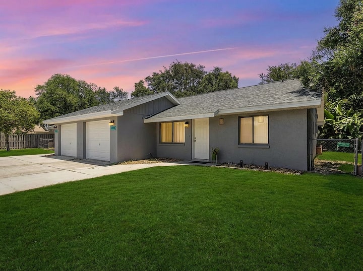 Warm Melbourne Home Near Beach - Melbourne, FL