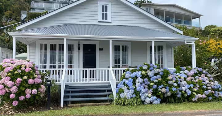 Historic Russell Cottage With Waterfront Views - Russell