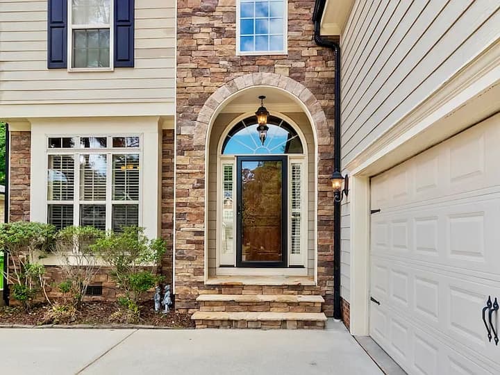 Buffalo Trace Suite | Sleeps 4, Hot Tub & Grill - Raleigh, NC