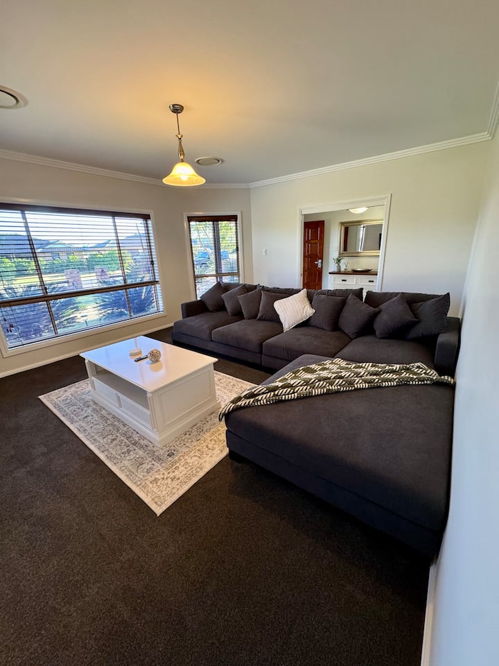 Style And Comfort. 5 Star Stunning Home! - Dubbo
