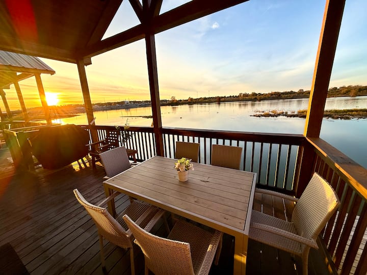 Cozy Lakefront Cabin #108 - Lake Conroe, TX