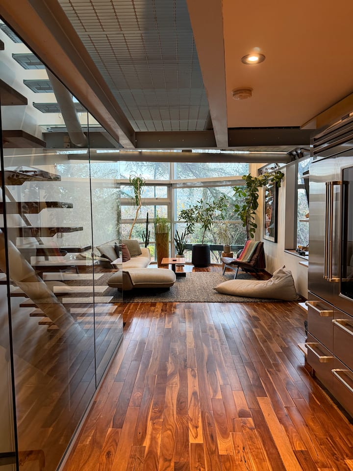 The Ultimate Bachelor Loft. - North Vancouver
