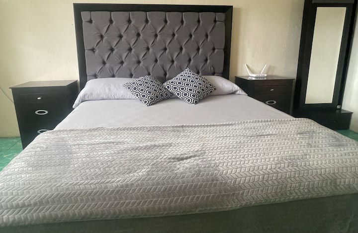 Casa Amplia Para Grupos: 3 Recámaras, 2 Baños - Saltillo