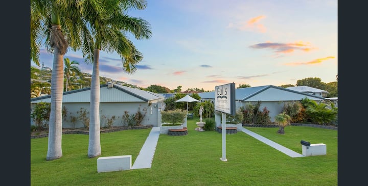 Close To The Beach Fully Contained Unit - Townsville