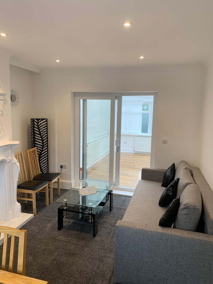 Modern Family House With Parking - Barry