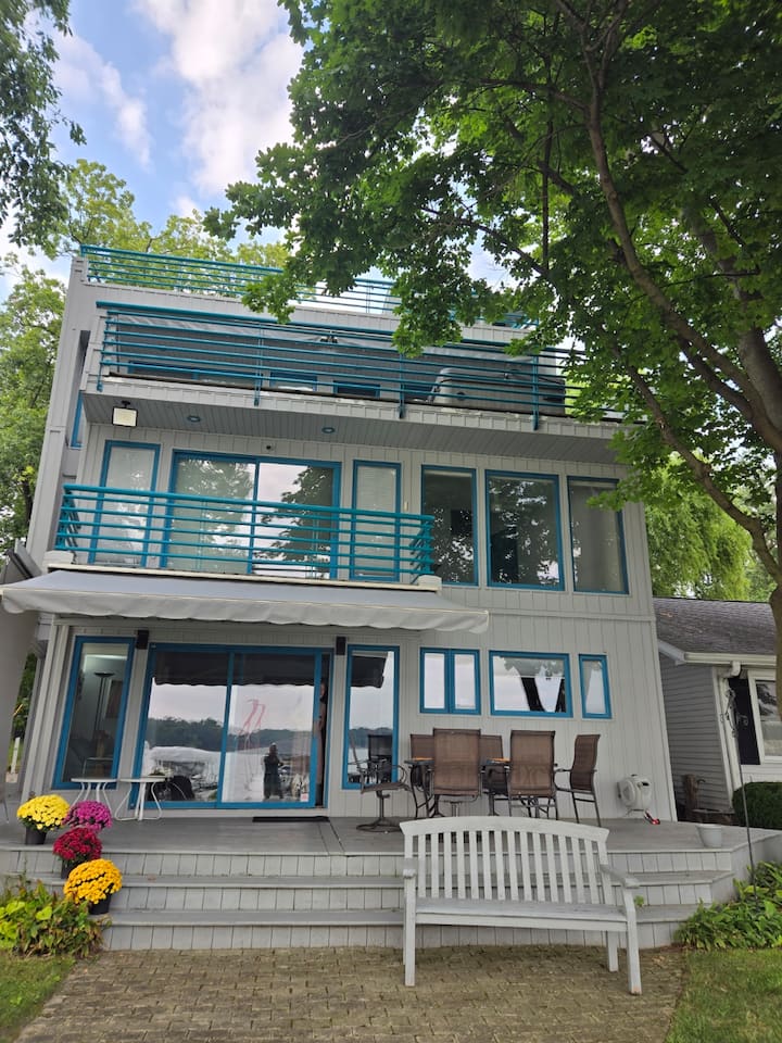 Large Luxurious Lake House - Fort Custer Recreation Area, Augusta