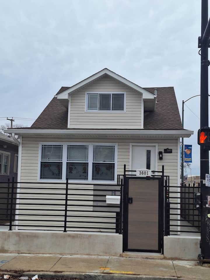 Spacious Garden Unit In Prime Location - Chicago, IL