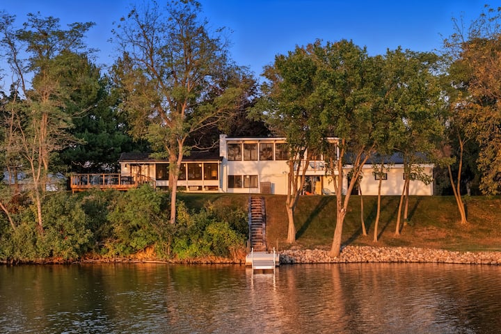 Stunning Retro Lakeside Retreat On Cedar Lake - Nashua, IA