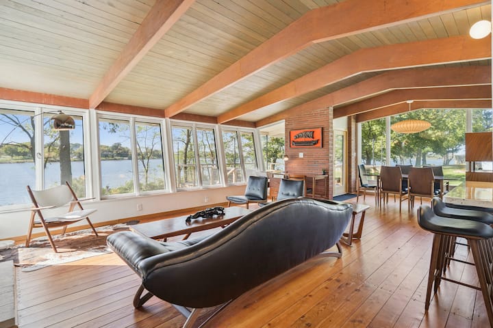 Stunning Retro Lakeside Retreat On Cedar Lake - Nashua, IA