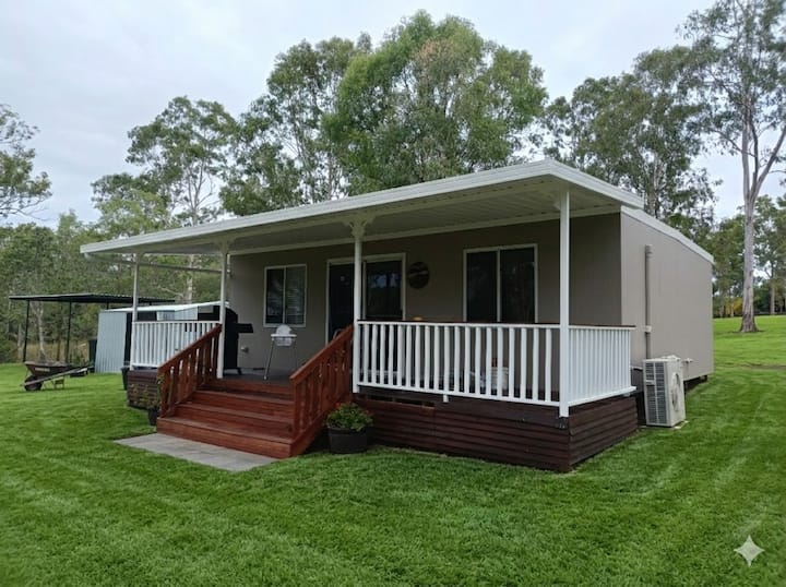 Country Cottage: 2 Bed, Firepit, Kitchen + Animals - Logan City