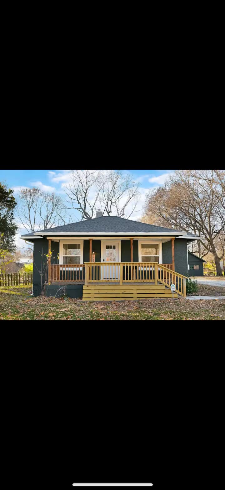 Pet Friendly 3b/1b Fully Fenced Renovated! - Belton, MO
