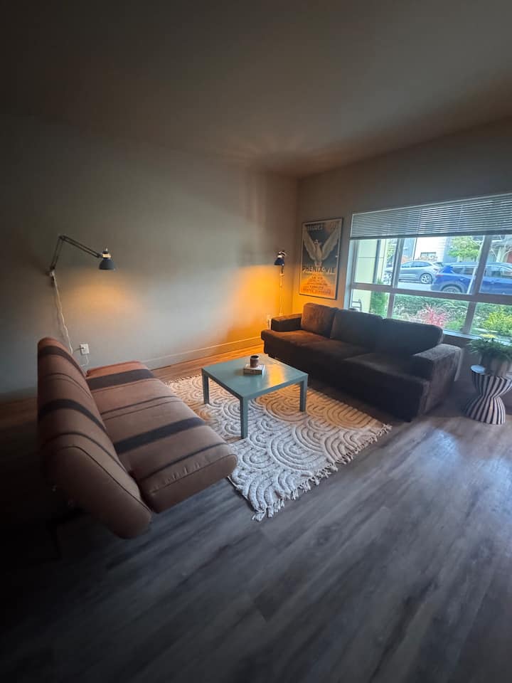 Perfect Location, European Decor & Cozy Ambiance - Eugene, OR