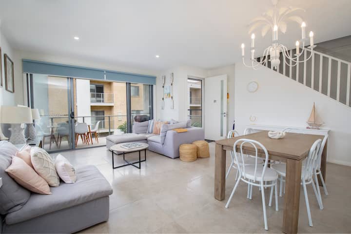 Family Townhouse | Close To Beach, Dining & Shops - Newcastle