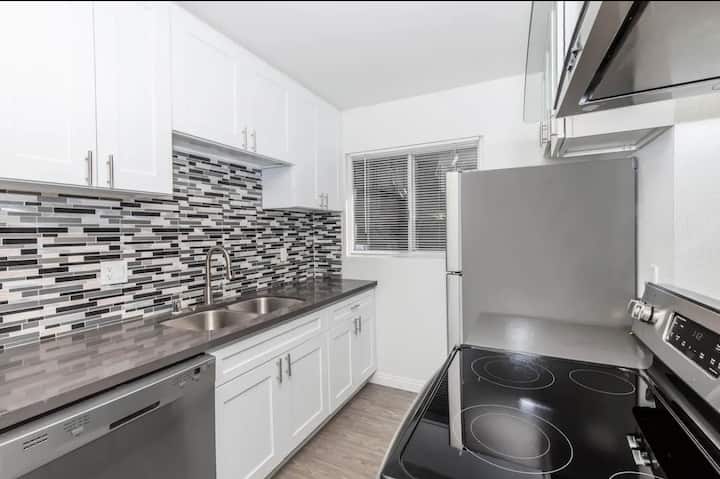 Modern Newport Mesa Townhome By Newport Beach - Newport Beach, CA