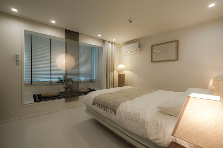 [신규 오픈특가] 망원시장1분ㅣ망원역3분ㅣ홍대·합정·한강공원12분ㅣ호텔침구ㅣ무료짐보관 - Seoul