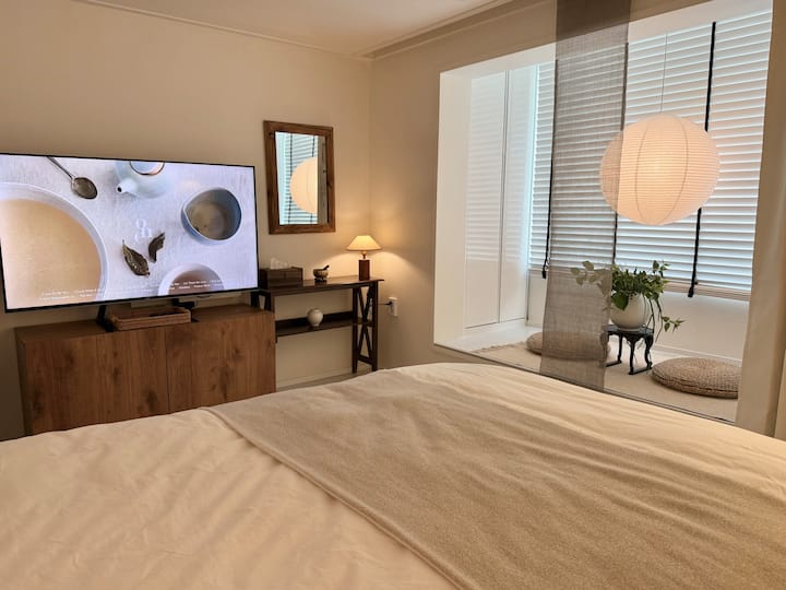 [합법숙소] 망원시장1분ㅣ망원역3분ㅣ홍대·합정·한강공원12분ㅣ호텔침구ㅣ무료짐보관 - Seoul