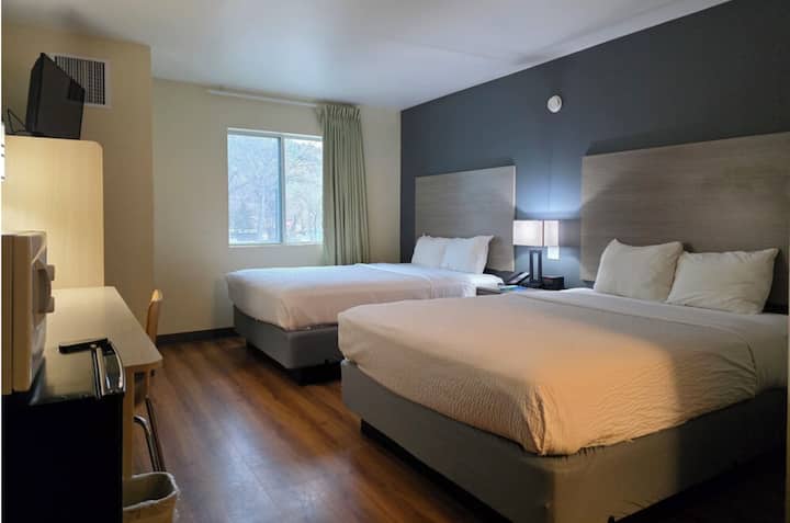 Cozy Double Queen Room With Pool Access - Hot Springs, SD