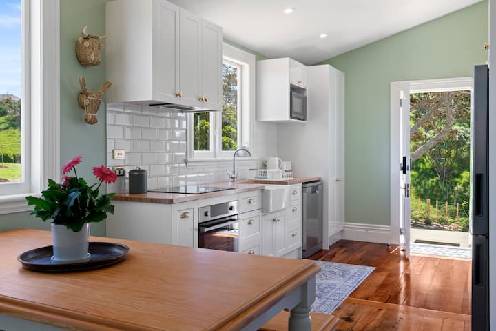 Luxury Coastal Escape In Heritage Villa - Waiuku