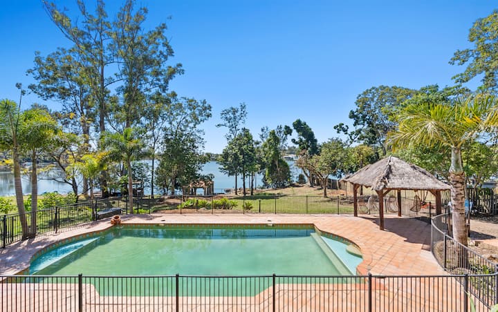 The Leisure Retreat-waterfront|poo|pontoon |Cinema - Gold Coast