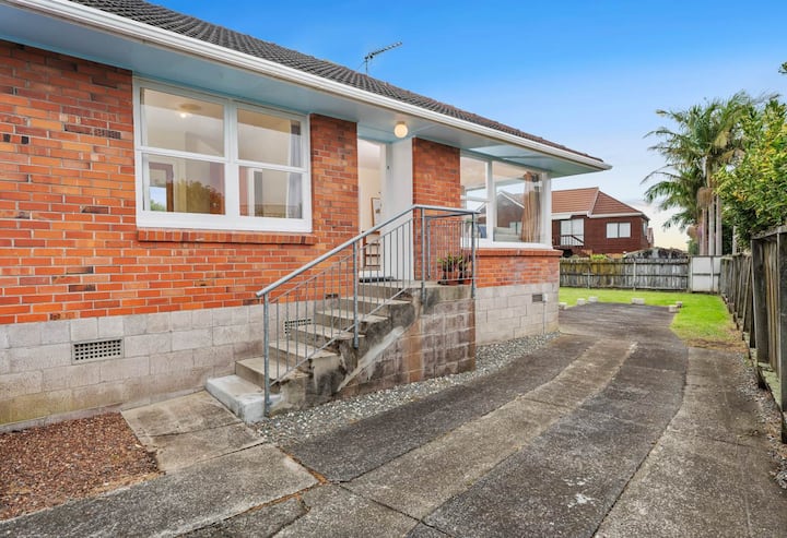 Bright & Quiet End-unit - Auckland