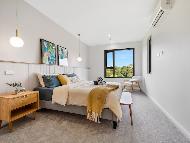 Spacious Oceanfront Stay Overlooking Golf Course - Batemans Bay