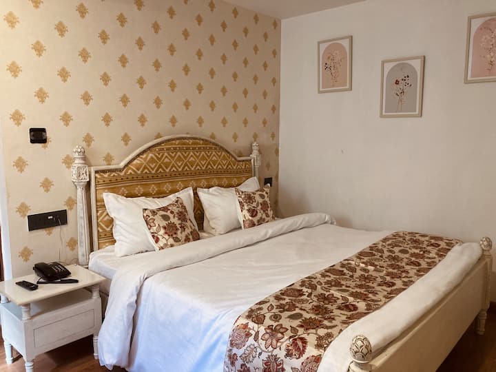 Naina Lodge (Yellow Room - 1st Floor) - Nainital